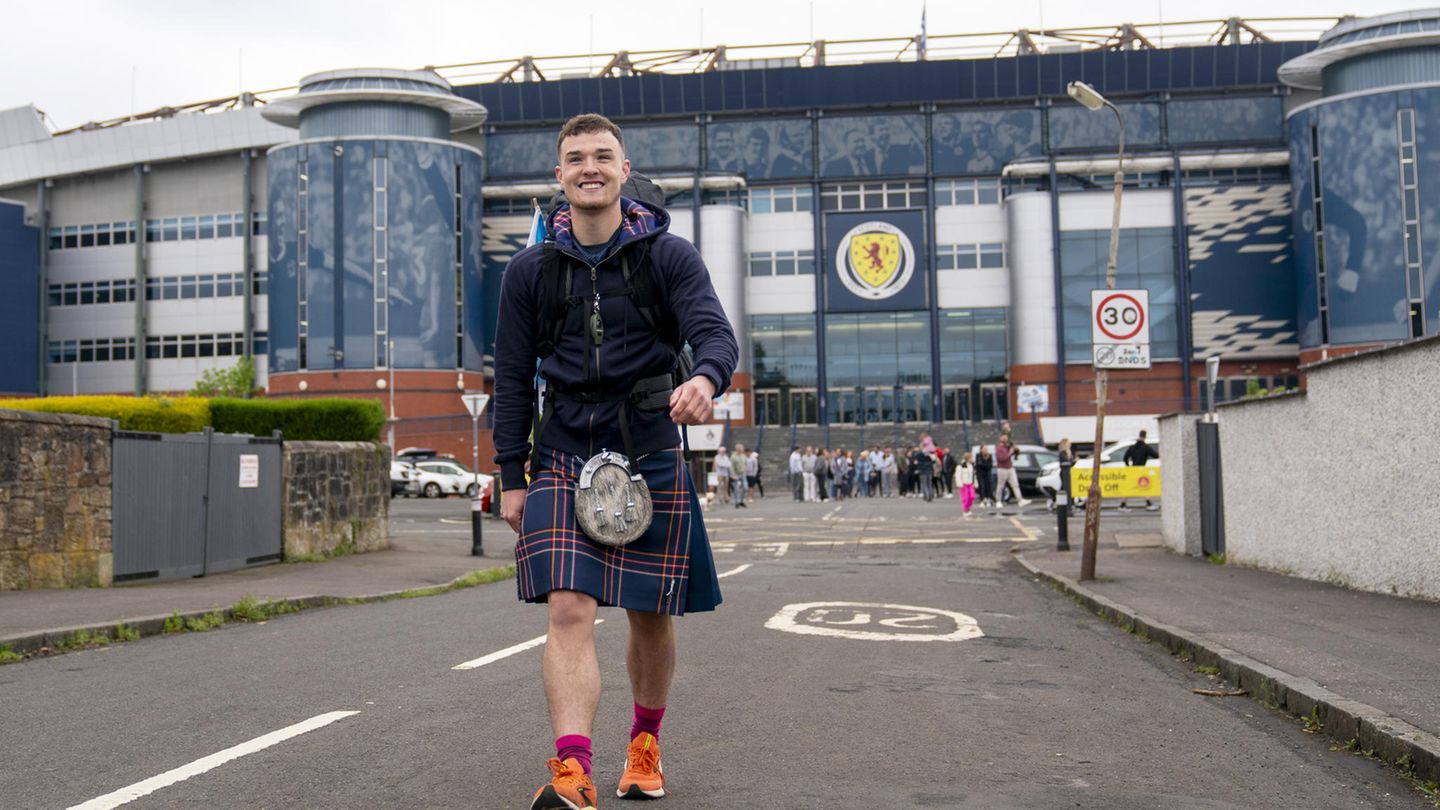 Fußball-EM: der Schotte Craig Ferguson lief 1600 Kilometer zu Fuß ...