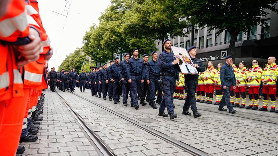 Messerattacke von Mannheim: Tausende trauern um Rouven Laur | STERN.de