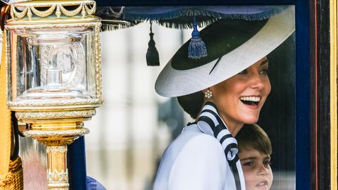 Prinz Louis übernahm die Führung beim ersten Weihnachts-Rundgang mit ...