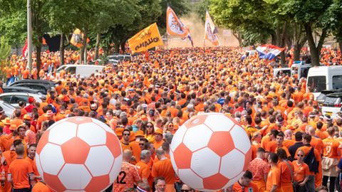 EM 2024: Tanzende Oranje-Fans vor Spiel Niederlande gegen Frankreich ...