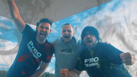 "Pyrotechnik ist doch kein Verbrechen" ist die heimliche EM-Hymne, die ...