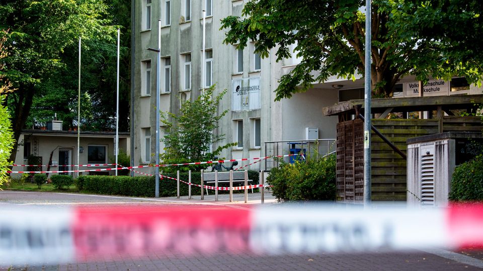 Wedel: Verdächtige nach Messerangriff auf Lehrer auf freiem Fuß | STERN.de