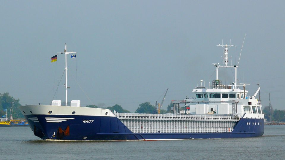 "Verity": Schwimmkran hebt Schiffswrack aus der Nordsee | STERN.de