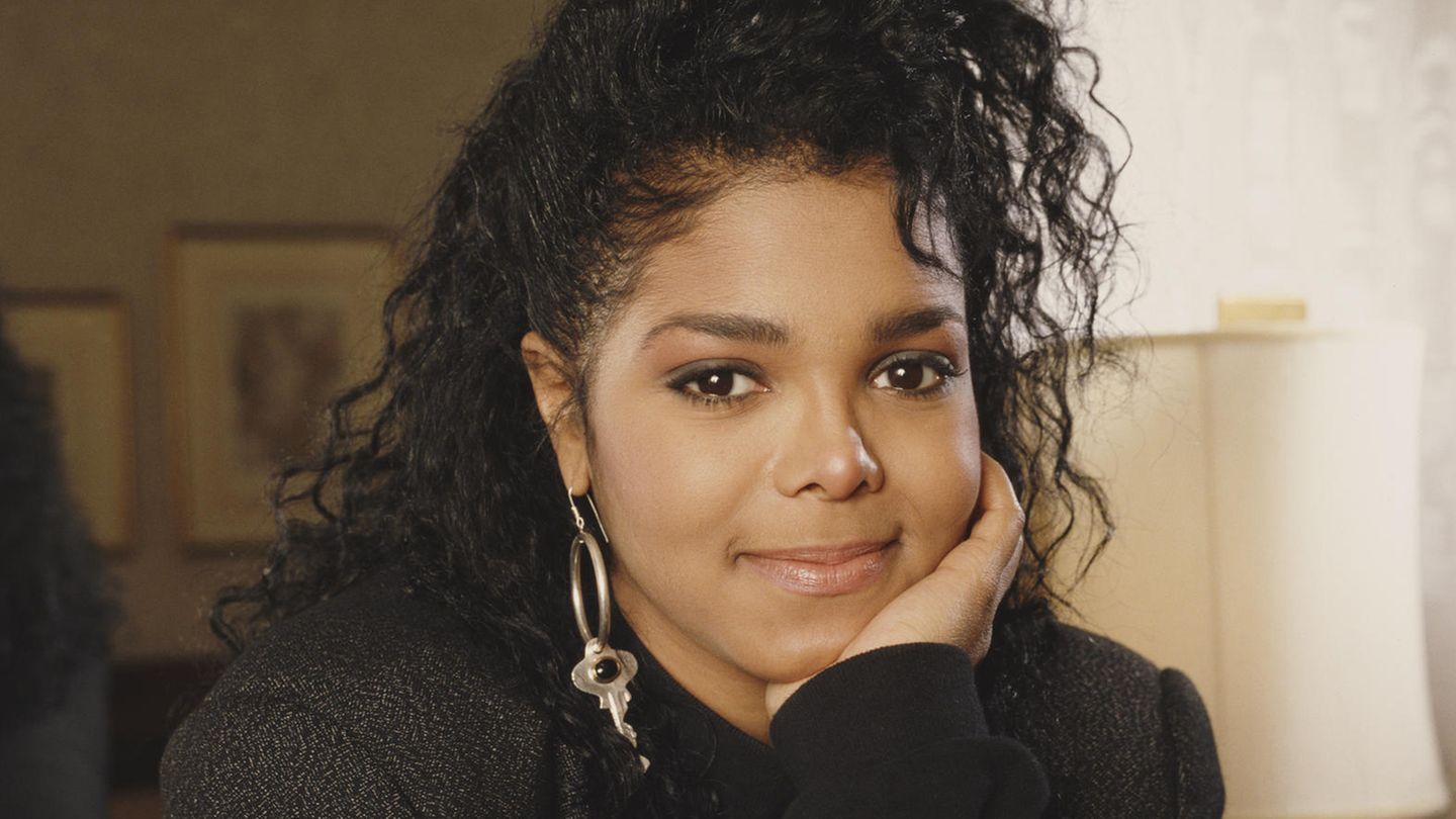 Janet Jackson steht seit 1974 auf der Bühne – so hat sie sich verändert | STERN.de