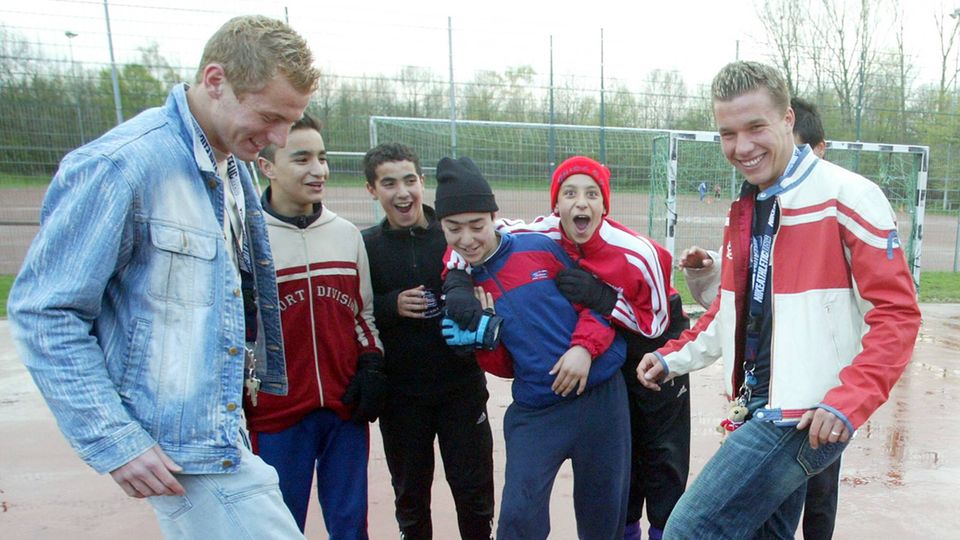 Lukas Podolski wird 40: Die Fußballkarriere von Prinz Poldi in Bildern ...