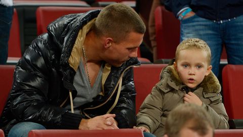 Lukas Podolski kickt zum Abschied mit seinem Sohn Louis in Köln | STERN.de