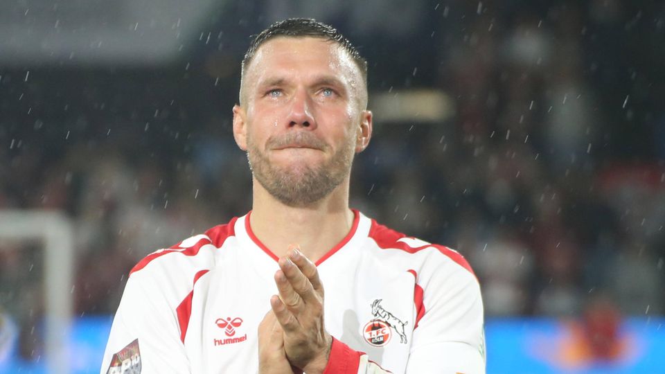 Lukas Podolski kickt zum Abschied mit seinem Sohn Louis in Köln | STERN.de