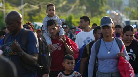 Mexiko: Tausende Migranten machen sich zur US-Grenze auf | STERN.de
