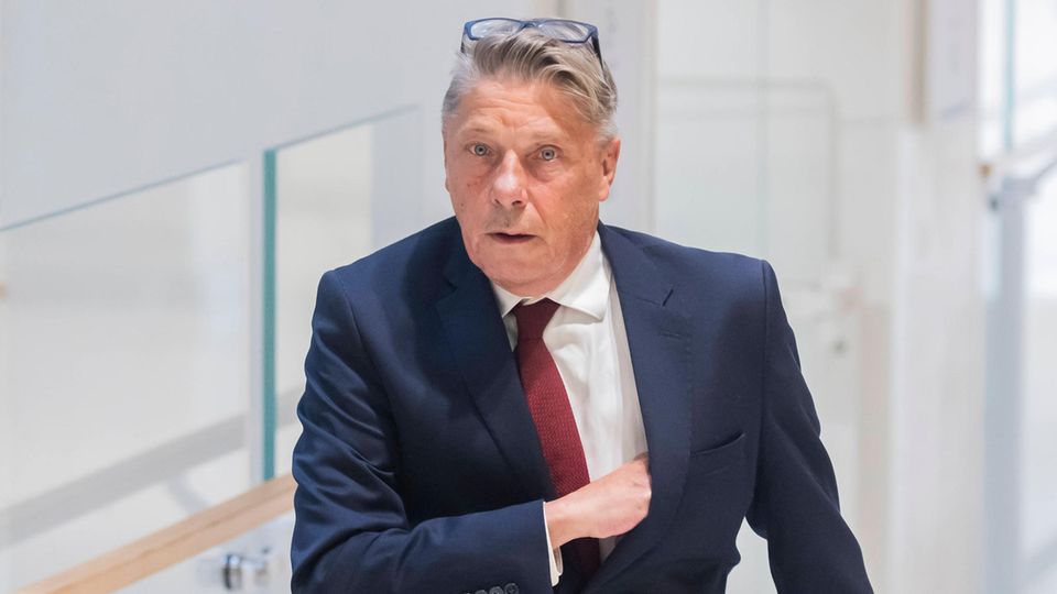 Nicolas Crochet: EU-Parlament will Le-Pen-Vertrauten loswerden | STERN.de