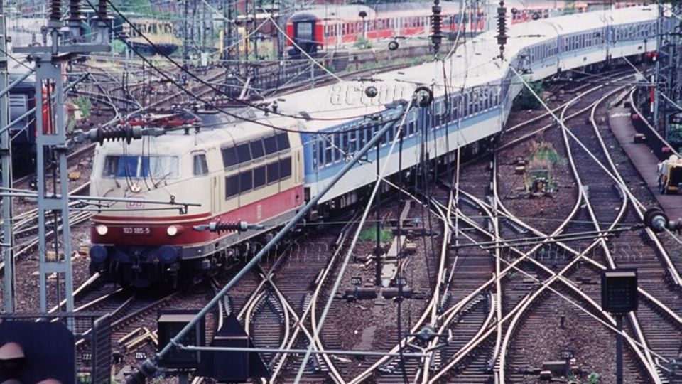 Deutsche Bahn: Was hat sich beim Zugreisen in all der Zeit verändert ...