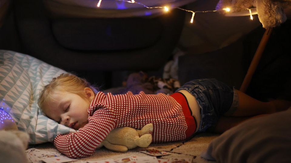 Draußen liegt Schnee. Drinnen liege ich. Das war mein Wintergedicht ...