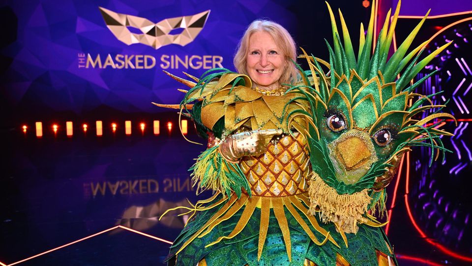 The Masked Singer: Maren Kroymann versteckte sich im Kostüm der Ananas ...