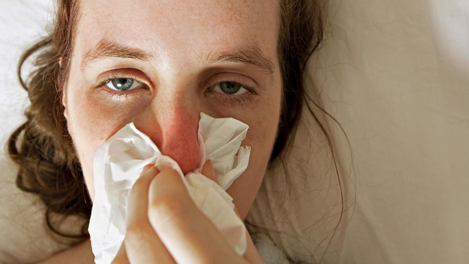 Schnupfen und Erkältung: Was gegen eine rote, wunde Nase hilft | STERN.de
