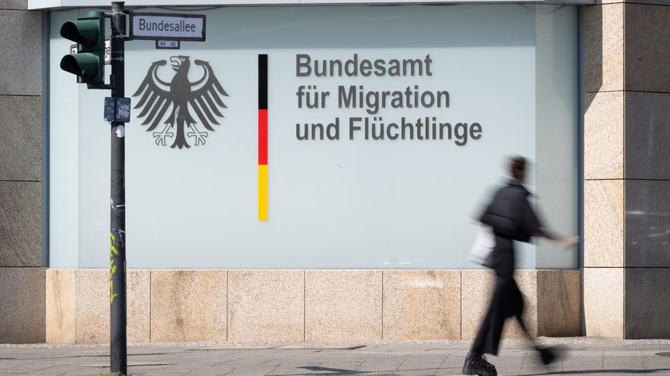 Bamf stoppt alle Entscheidungen über Asylanträge von Syrern | STERN.de