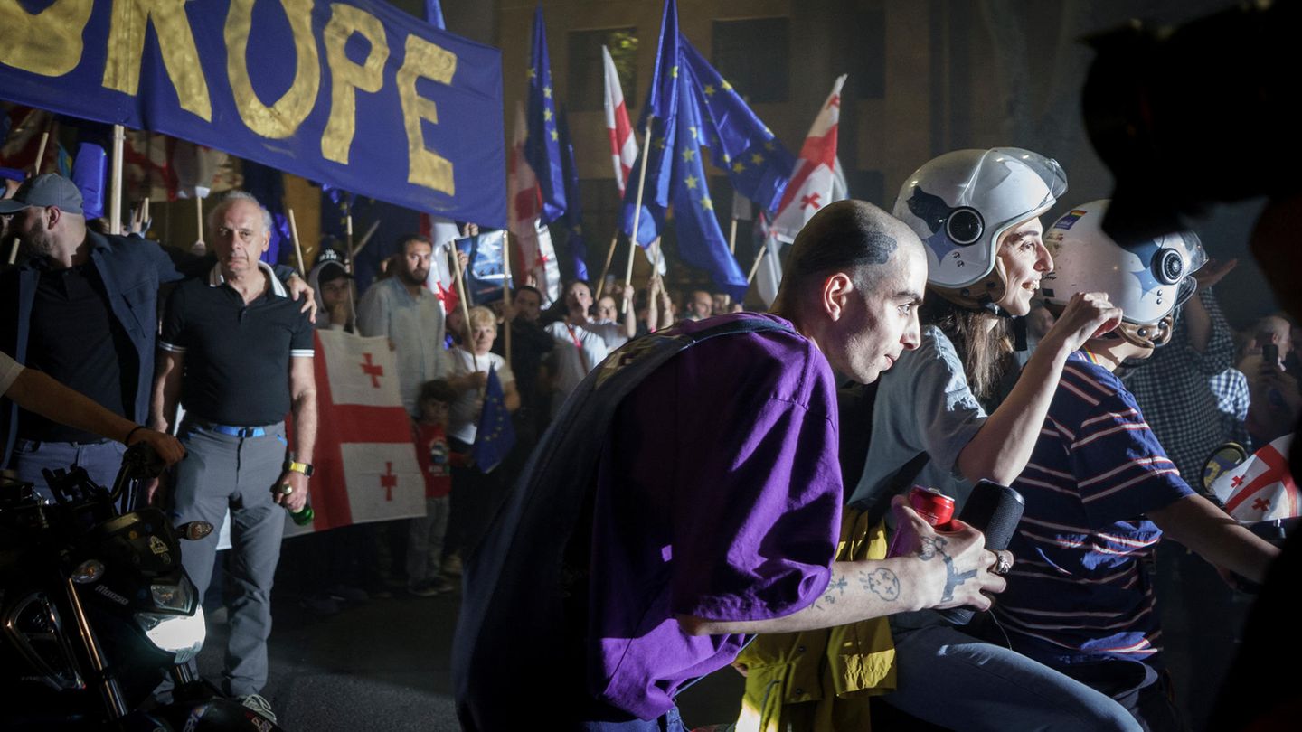 Georgien: 14-jährige Fotografin berührt mit ihren Bildern der Proteste ...