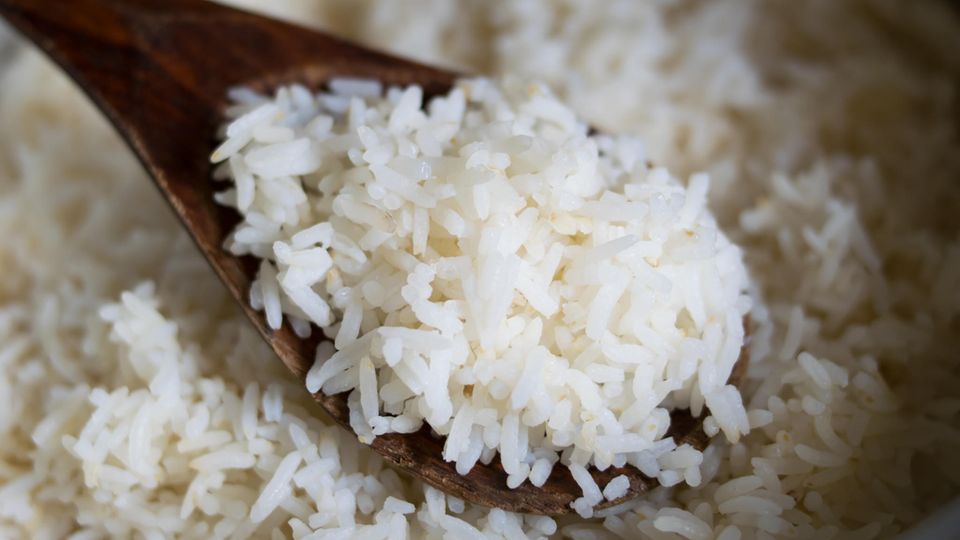 Reis kochen: So bekommen die Körner den perfekten Garpunkt | STERN.de