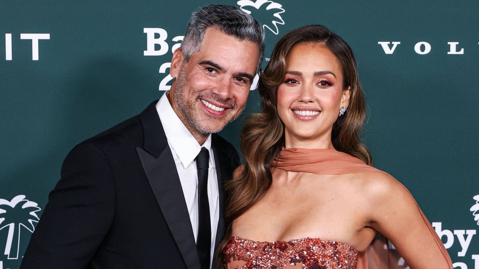 Vip News: Liz Hurley zeigt im Bikini die Waffen einer 60-Jährigen ...