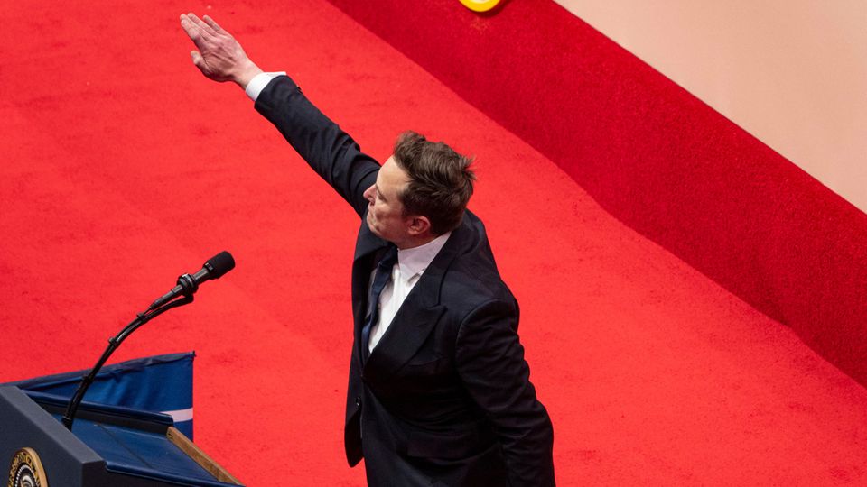 Elon Musk: "Heil"-Projektion auf Tesla-Werk – das sagt die Polizei dazu ...