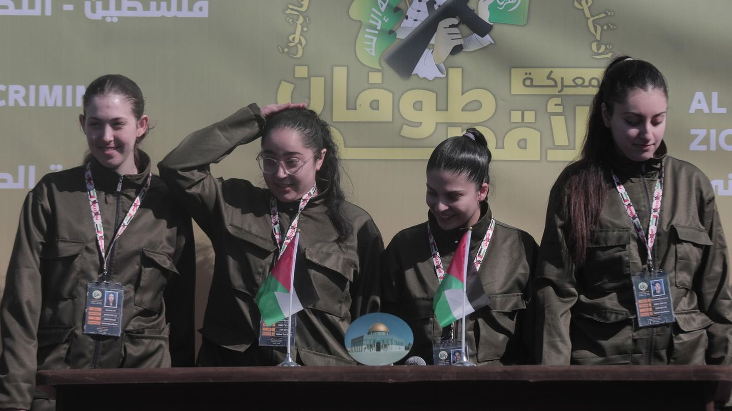 Israelische Hamas-Geiseln berichten von ihrer Gefangenschaft in Gaza | STERN.de