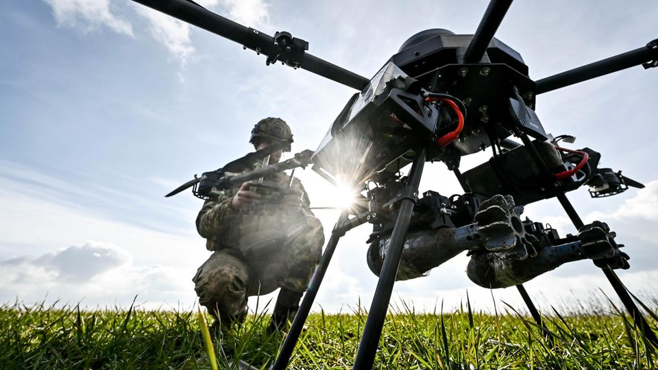 Spionage-Verdacht: Drohnen überfliegen Luftwaffenbasis der Bundeswehr ...