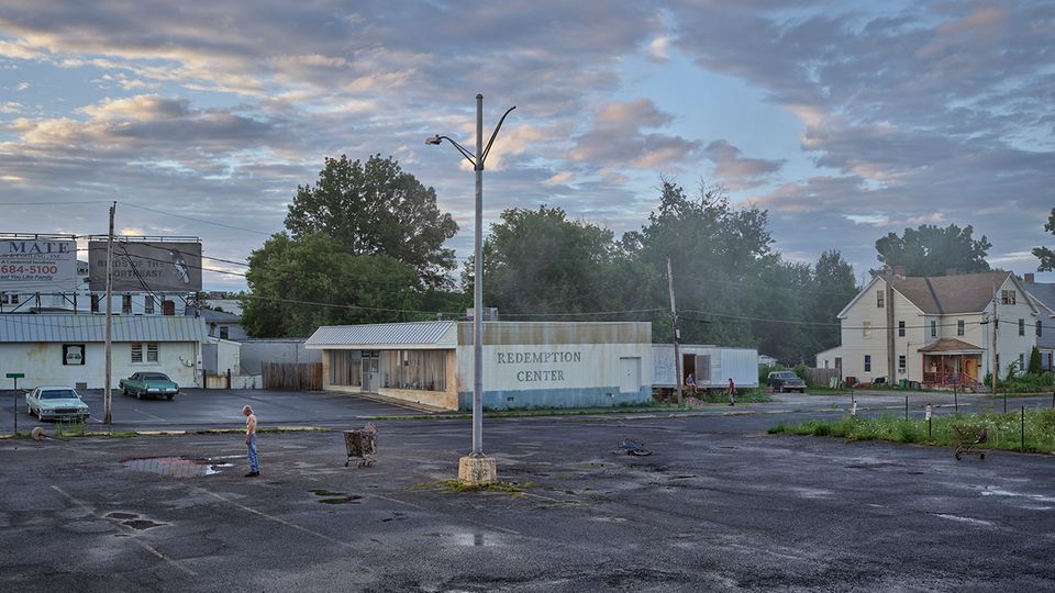 Fotokunst von Gregory Crewdson: Das Grauen der Normalität | STERN.de