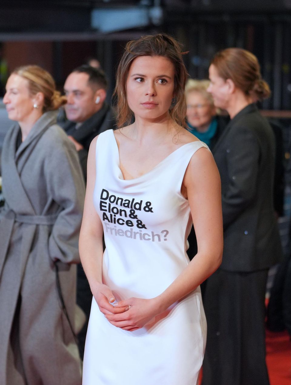 Luisa Neubauer provoziert mit Statement-Kleid gegen Friedrich Merz ...