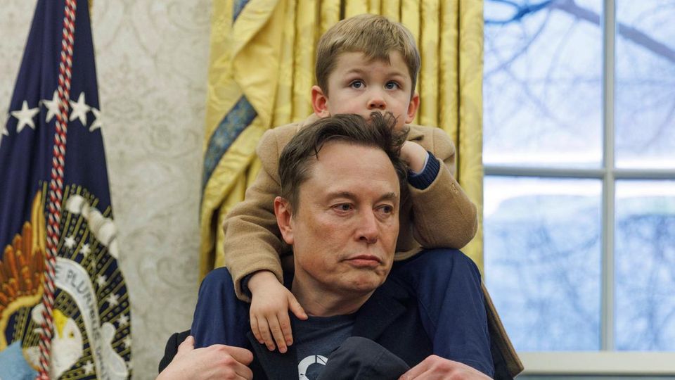 Ashley St. Clair behauptet, ein Kind von Elon Musk bekommen zu haben ...