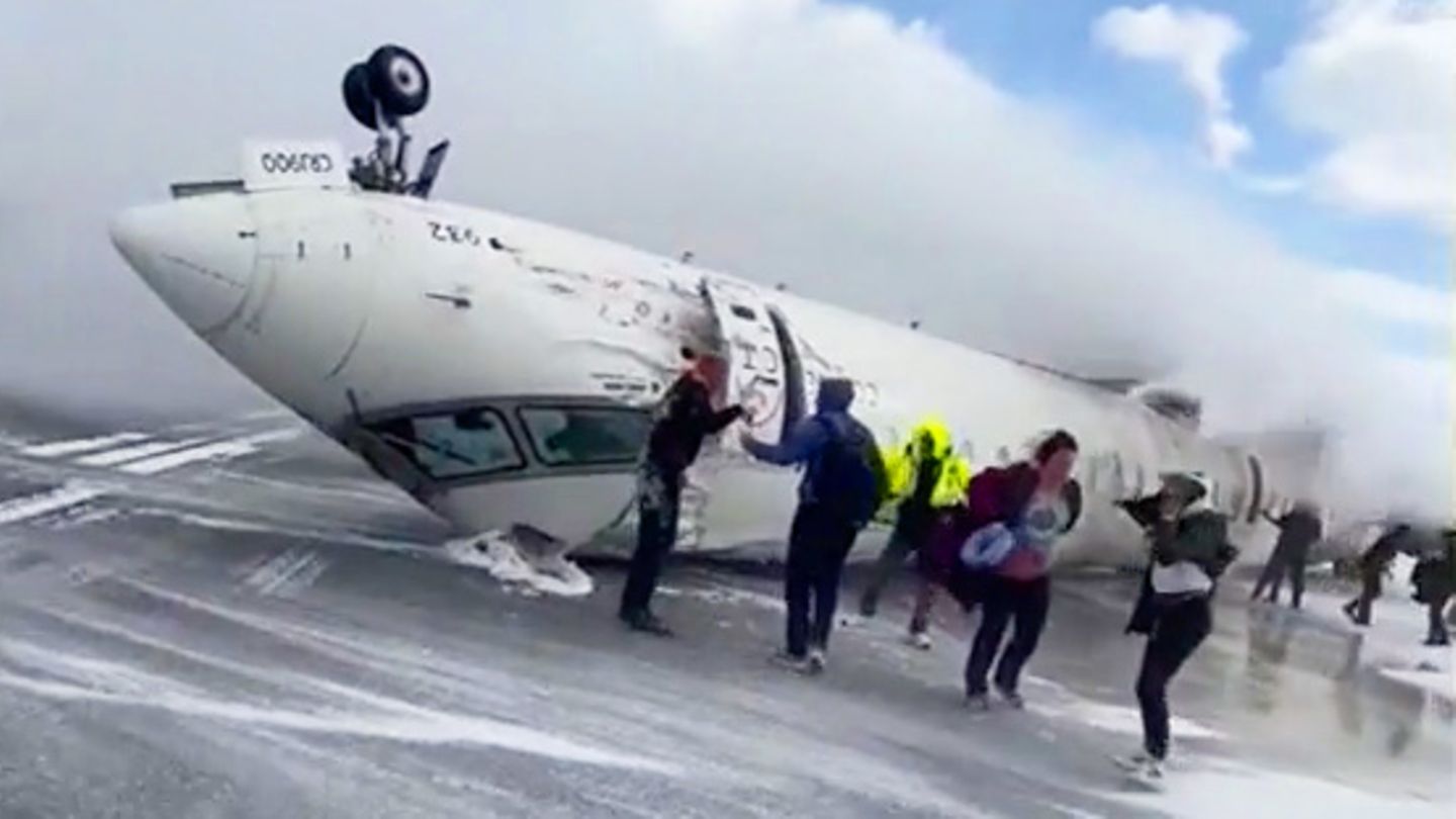Toronto: Maschine kopfüber – Passagier berichtet über Flugzeug-Crash ...