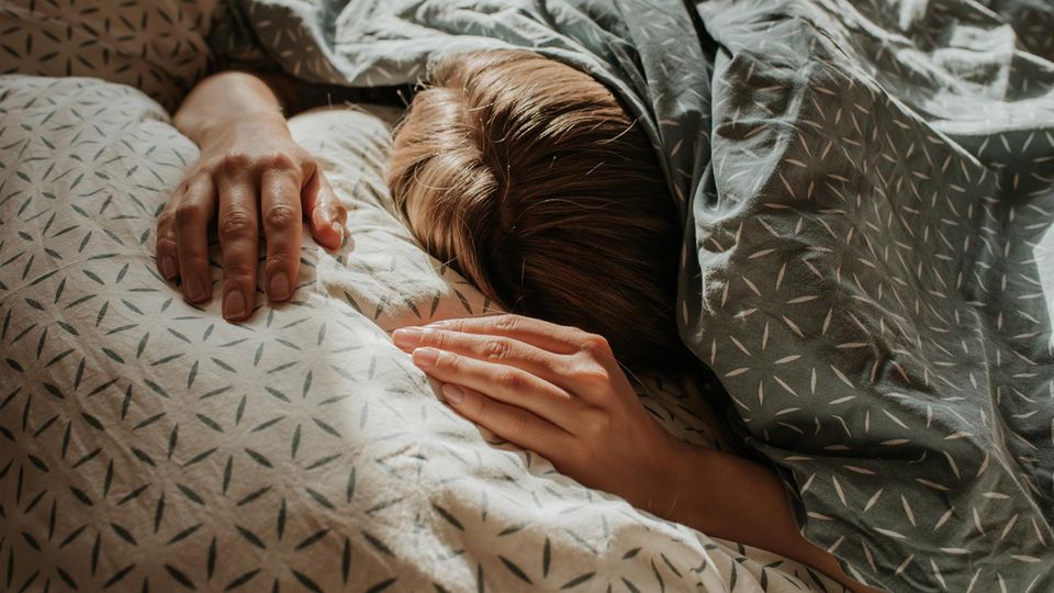 Schlaf: Ist Snoozen wirklich ungesund? So fällt Aufstehen leichter ...