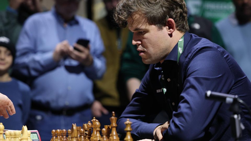Magnus Carlsen versteigert berühmte Jeans für einen guten Zweck | STERN.de