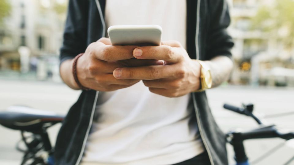 360.000 SMS mit "Hallo Mama": Betrugsermittlungen gegen 17-Jährigen | STERN.de