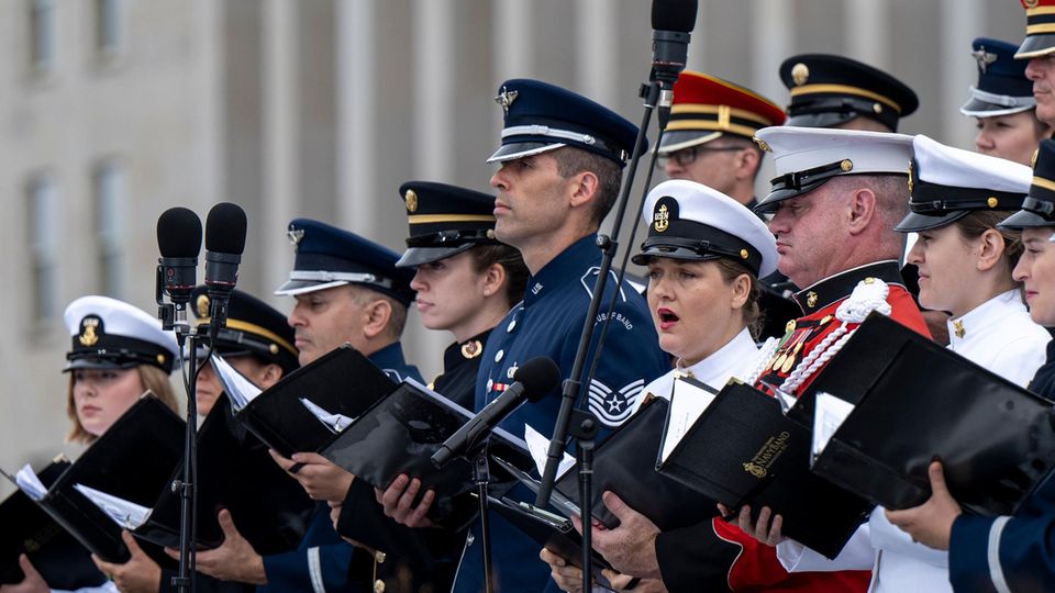 Donald Trump: Armee-Chor singt Musical-Hit für ihn – Protestaktion ...