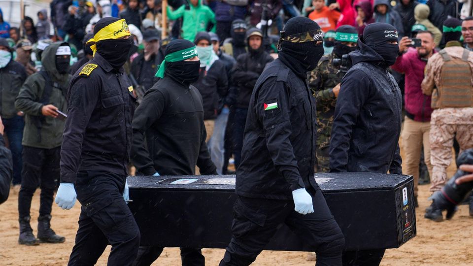Hamas übergibt vier tote Geiseln – im Austausch für 600 Gefangene | STERN.de