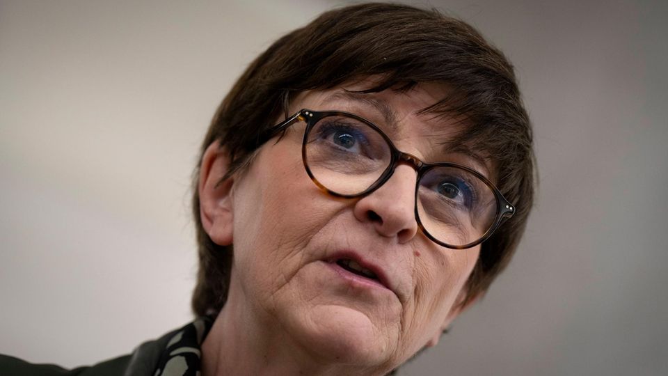 SPD-Frauen stellen sich hinter Parteichefin Saskia Esken | STERN.de