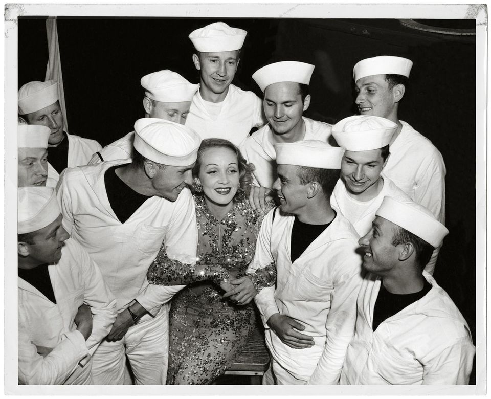 Unveröffentlichte Fotografien: Marlene Dietrich als Antifaschistin im ...