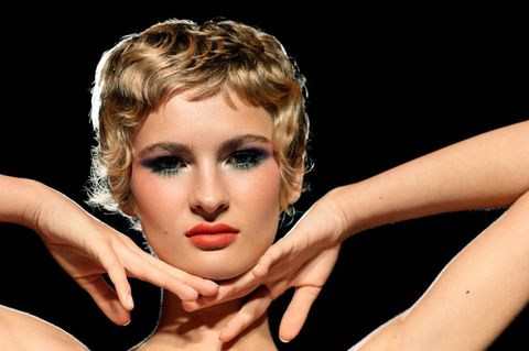 GNTM 2025: Wer ist raus, was ist passiert – alle Infos zu Folge 9 ...