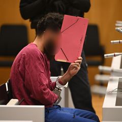 Messerattacke von Mannheim: Angeklagter schildert Angriff auf Polizisten | STERN.de