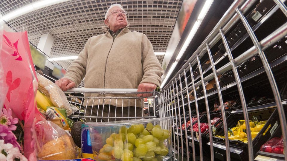 Wenn ich, 59, mit dem Vater, 84, einkaufe: "Papi, darf ich ein Ü-Ei?" | STERN.de