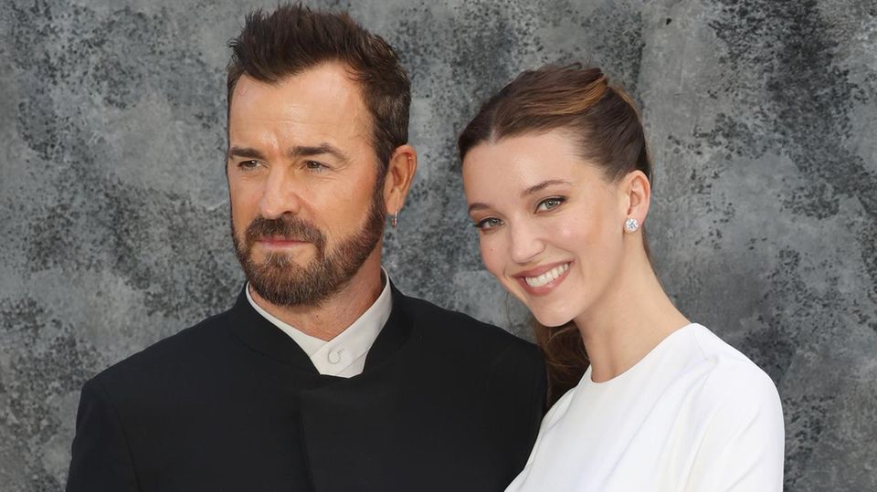 VIP News: Fußballstar Chloe Kelly glänzt im transparenten Glitzerkleid ...