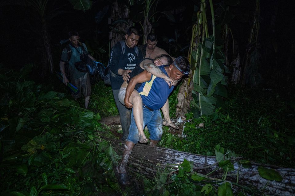 World Press Photo: Auf der Flucht durch den Dschungel | STERN.de