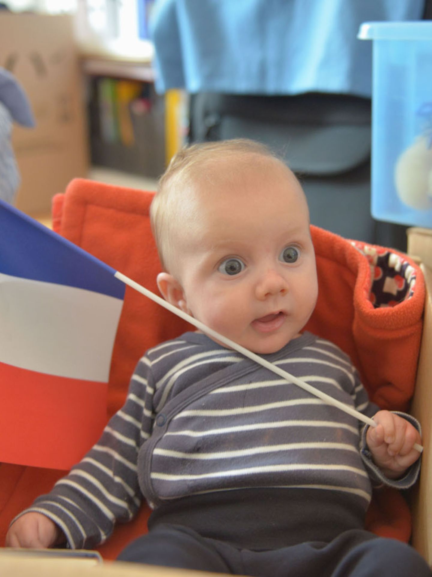 Baby in einer Kiste mit Frankreich-Flagge
