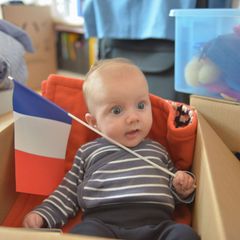 Baby in einer Kiste mit Frankreich-Flagge