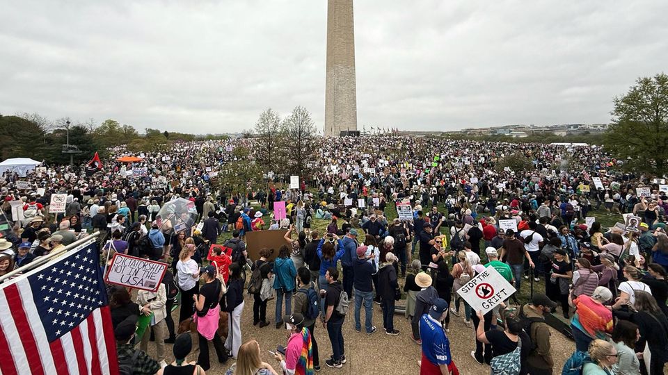 Protest gegen Donald Trump: Tausende bei Demos gegen US-Regierung ...