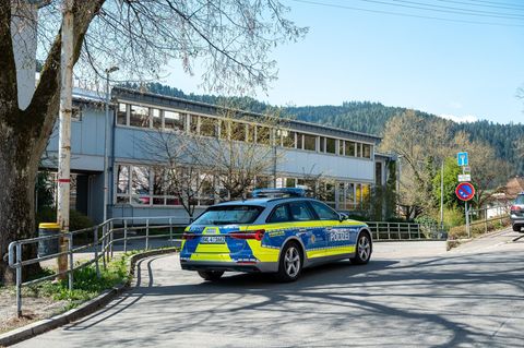 Polizeiauto am Ort des Geschehens in Schramberg (Baden-Württemberg)