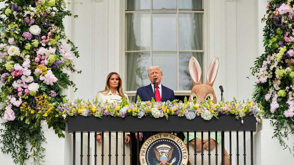 Donald Trump und der Osterhase feiern das "Ostereierrollen" im Weißen ...