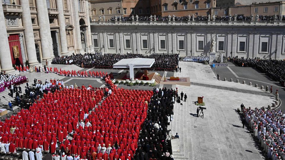 Papst Franziskus: Seine Beisetzung in Rom in Bildern | STERN.de