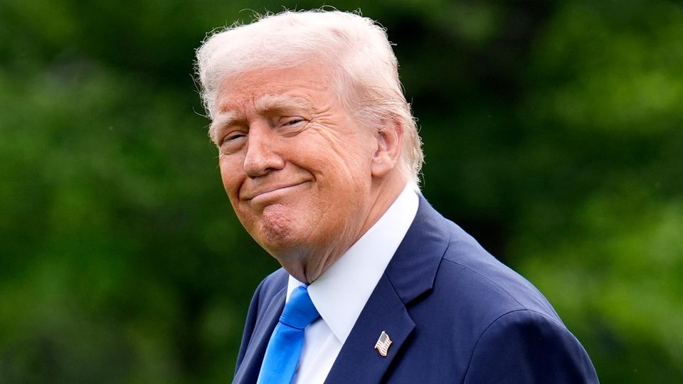 Donald Trump als Papst – US-Präsident veröffentlicht KI-Bild von sich | STERN.de