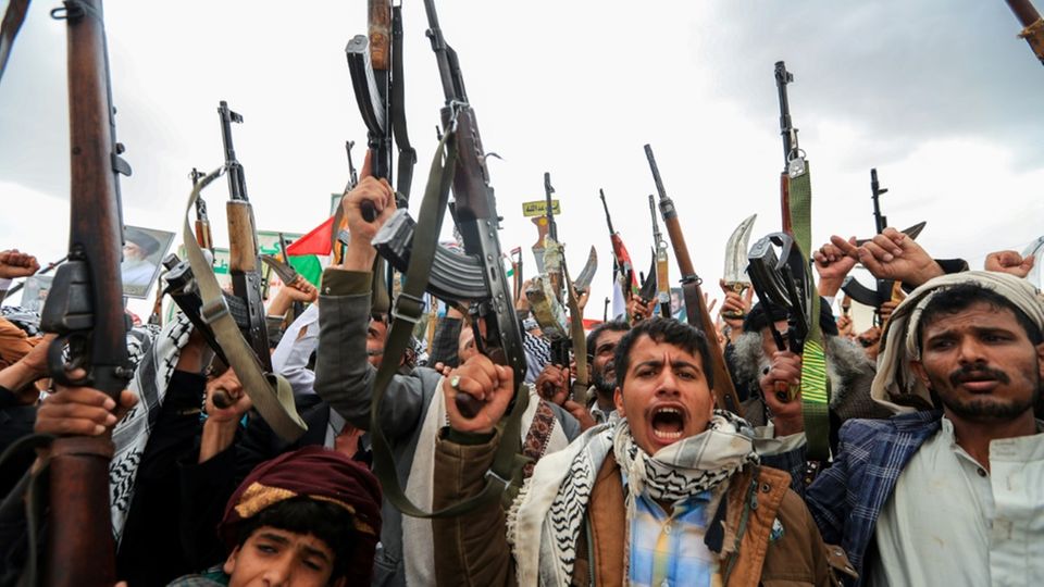 Huthi-Rebellen im Jemen melden rund ein Dutzend US-Luftangriffe mit 16 ...