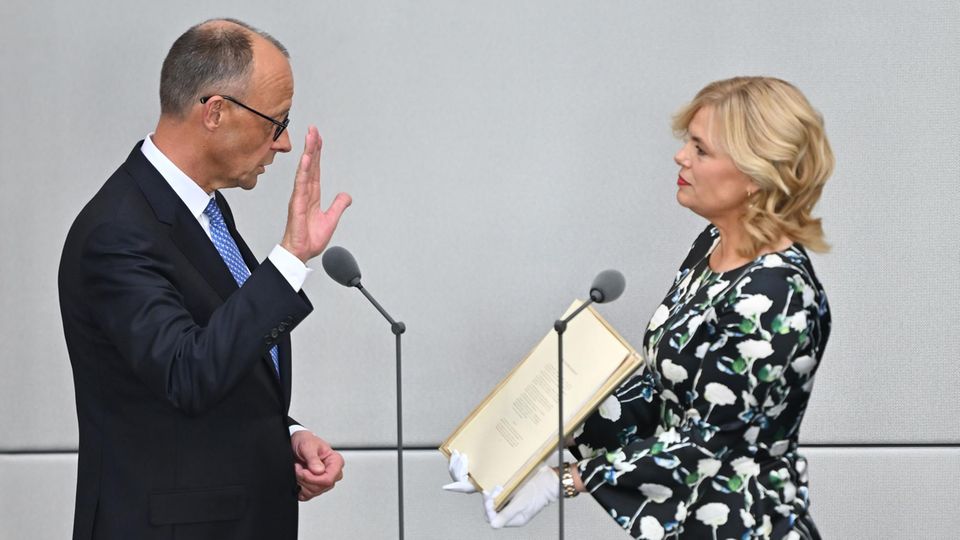 Julia Klöckner: Warum trug sie bei der Vereidigung weiße Handschuhe? | STERN.de
