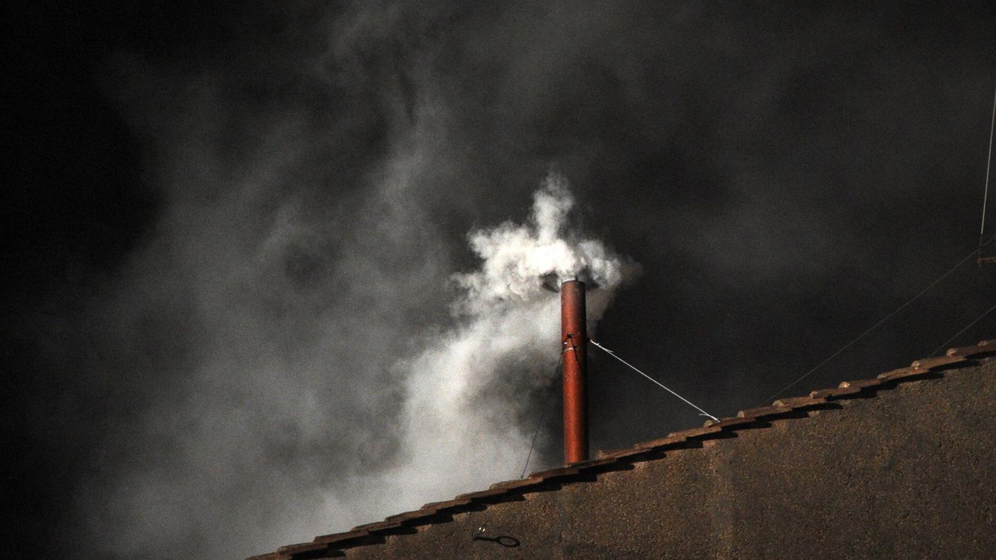 Papstwahl: So lässt der Vatikan den weißen Rauch aufsteigen | STERN.de